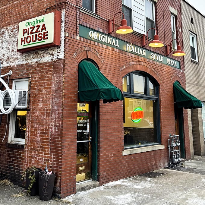 "Original Italian Style Pizza" isn't just a sign – it's a declaration of delicious intent that's stood the test of time.