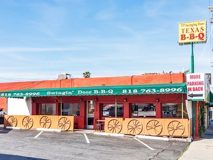Those wagon wheels aren't just decoration – they're your first clue that authentic Texas flavors await inside.