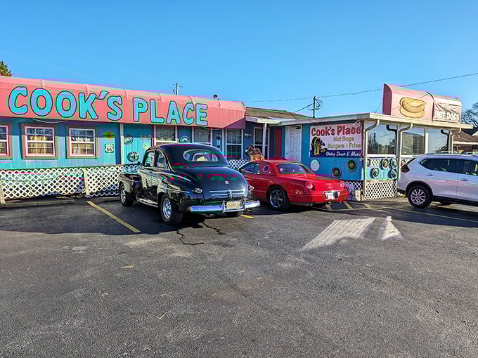 Those turquoise and pink colors practically sing "come on in and have some fun!"