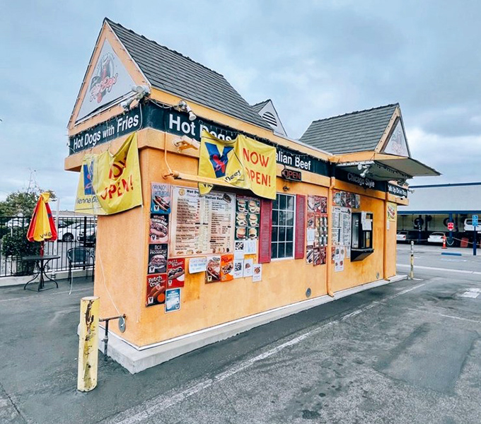 The cheerful yellow building promises serious Chicago flavors – and delivers every single time without fail or compromise.