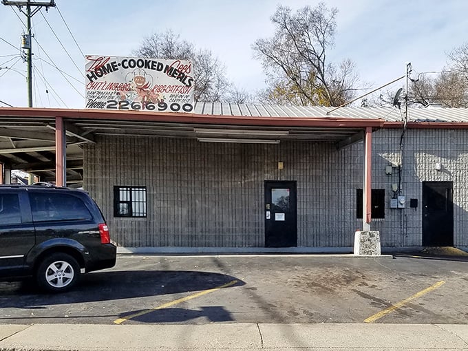This humble spot looks like it was built by people who had better things to do—like perfect their fried chicken recipe!