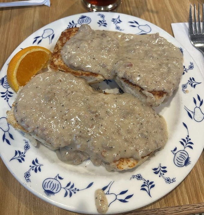 Biscuits smothered in creamy gravy – proof that Al Johnson's honors American classics alongside its Swedish specialties. The best of both worlds.