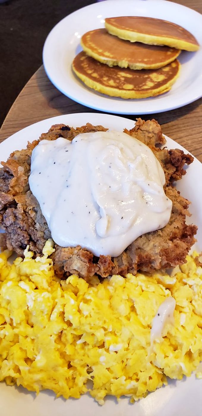Golden scrambled eggs, crispy chicken fried steak, and that legendary gravy—a Texas trinity that's converted more breakfast skeptics than Sunday morning sermons.