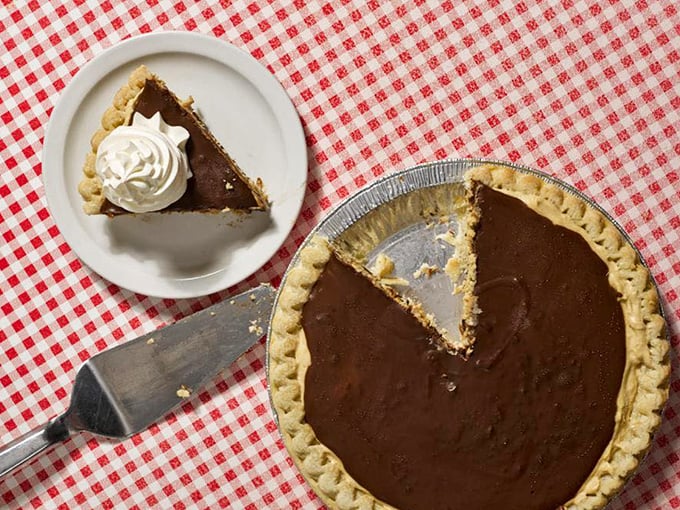 This chocolate pie isn't just dessert—it's a geometry lesson in perfection with a crust-to-filling ratio that would make mathematicians weep with joy.
