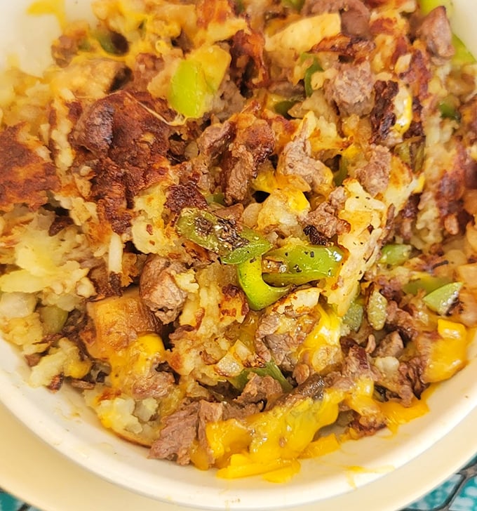 A beautiful chaos of steak, potatoes, peppers and cheese – the kind of skillet that makes you want to cancel your plans for the day.