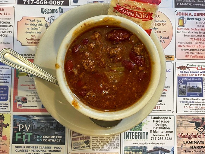 A steaming bowl of homestyle chili that would make your grandmother nod in approval—hearty, rich, and served with crackers.