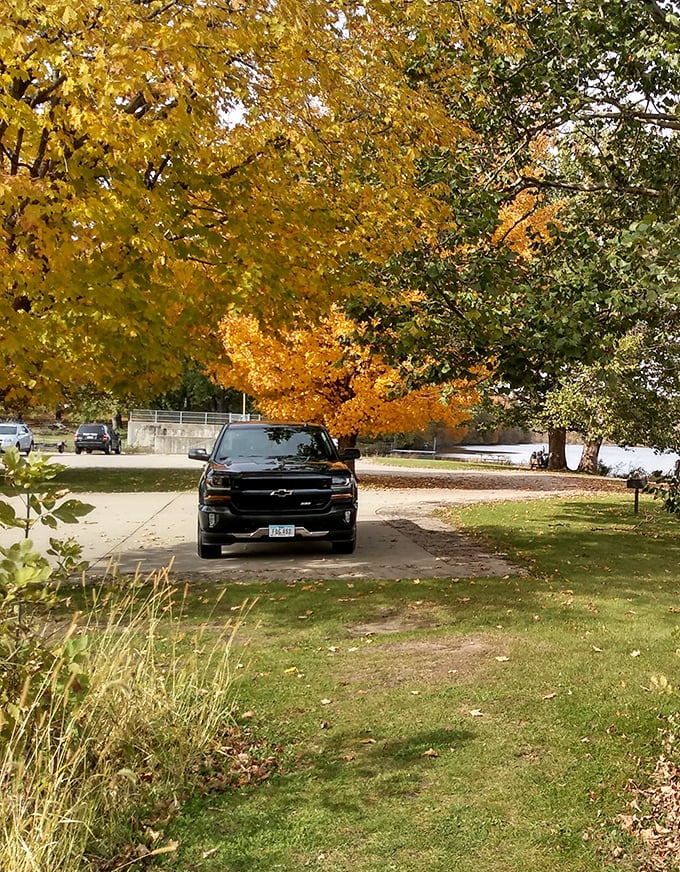 Even the parking area gets dressed up in autumn's finest colors – talk about curb appeal. 