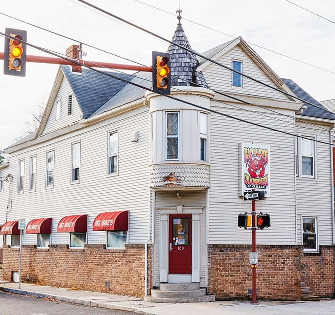 Historic downtown charm meets crabhouse casual – where High Street gets deliciously messy and wonderful.