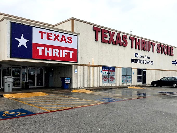 The Texas flag proudly announces this Arlington thrift store – as patriotic as it is economical!