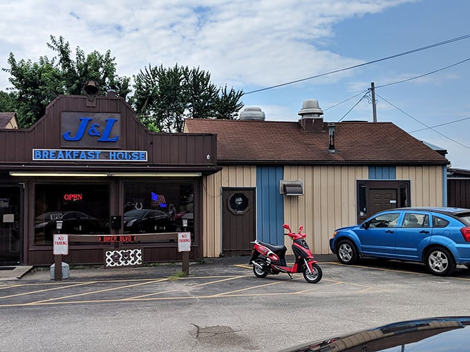 Blue and brown building colors match the down-to-earth comfort food served within daily.