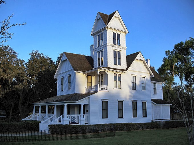 Victorian elegance meets Florida sunshine in Leesburg's beautifully preserved historic neighborhoods and architecture.