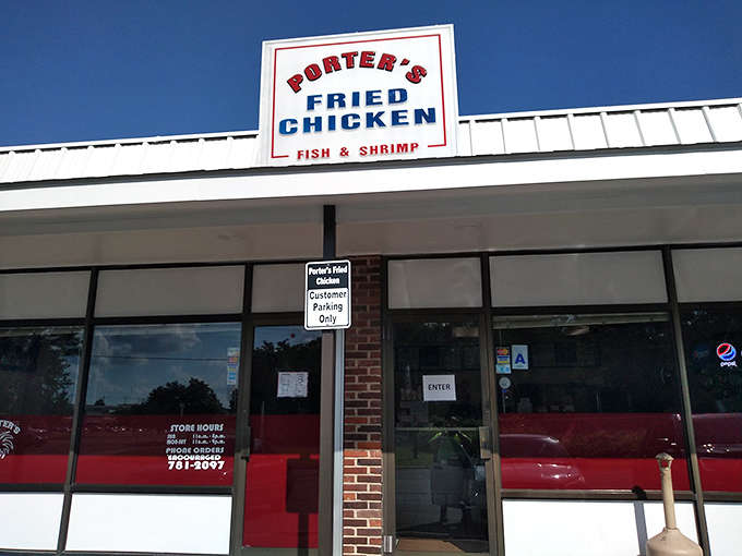 Simple storefront, serious chicken – sometimes the greatest treasures hide behind the most modest facades.