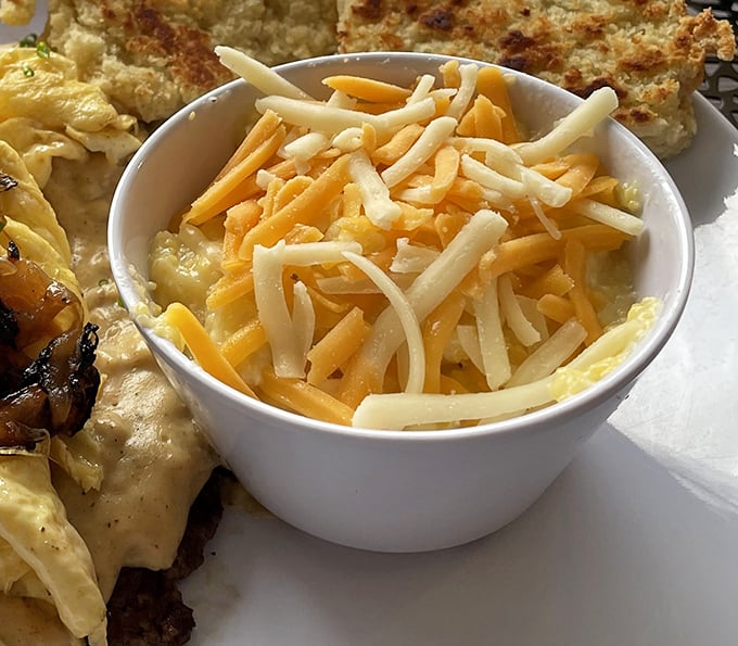 A bowl of cheese grits that would make any Southern grandmother nod in approval – comfort food that transcends regional boundaries.