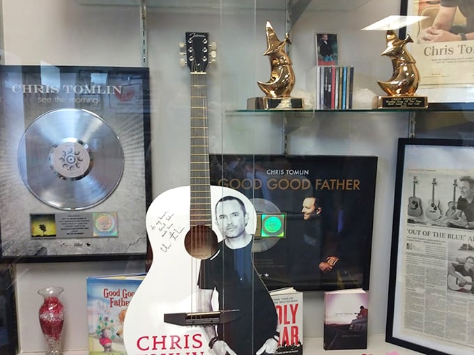 Even Grammy-winning musicians get the salt treatment here – proving Grand Saline's mineral fame reaches far beyond culinary circles.