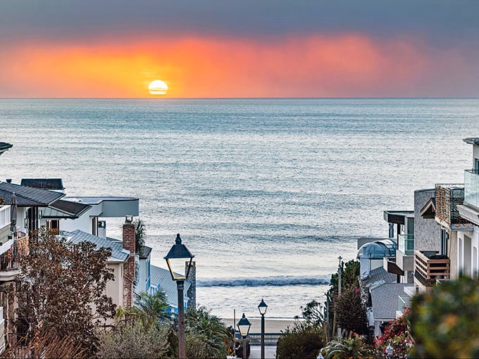 When the sun bids farewell over Manhattan Beach, it doesn't just set—it puts on a full technicolor performance worthy of a standing ovation.