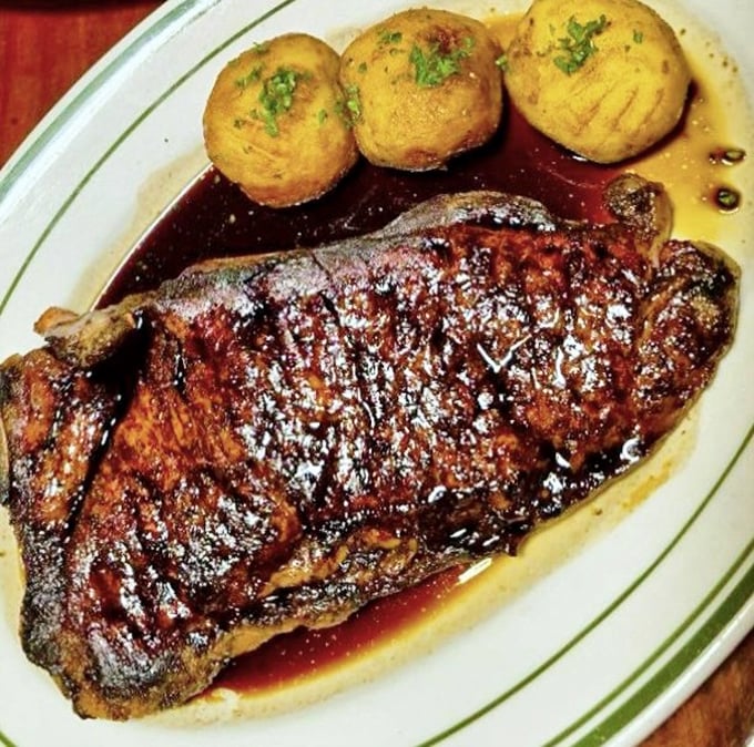 A New York strip with roasted potatoes that would make Manhattan jealous – this is Midwest beef perfection that needs no coastal approval.