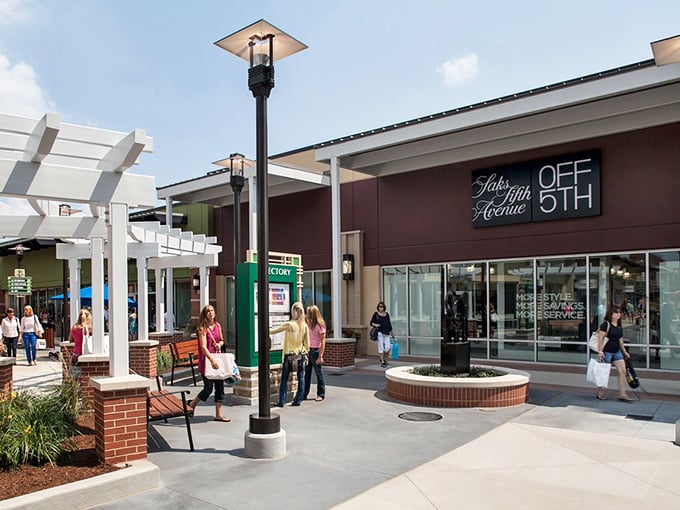 Saks OFF 5TH brings Fifth Avenue glamour to Missouri without the Manhattan price tag. Those benches have witnessed countless "Should I buy it?" debates.