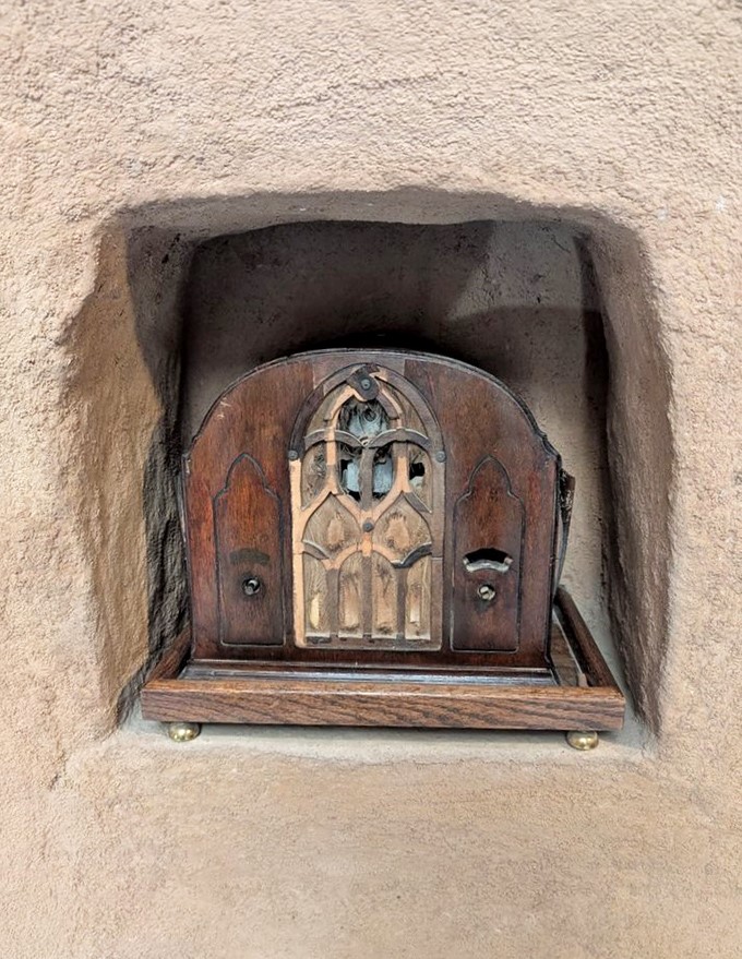 A vintage radio nestled in its own alcove—entertainment built right into the walls. The original smart home, circa 1920s.