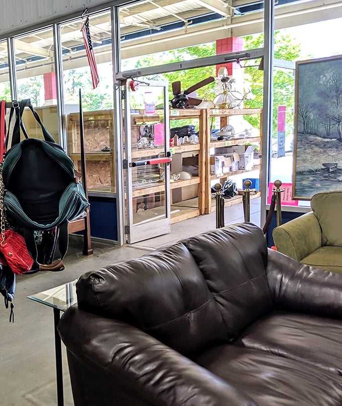 A leather couch awaits its forever home, looking barely broken in and ready for countless Netflix marathons.