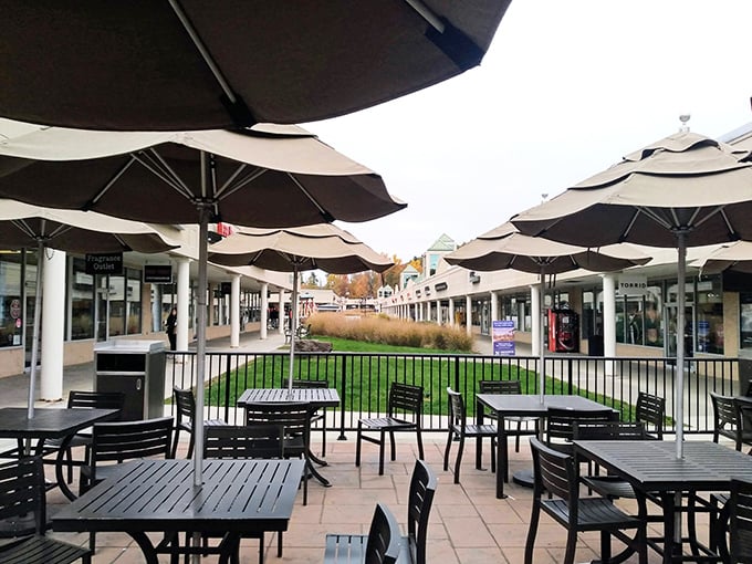 Open-air design and fresh air turn ordinary outlet shopping into a refreshing day trip adventure.
