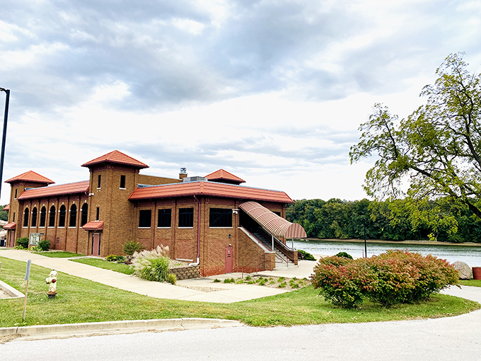 Brick and arches with a dash of drama—like a lasagna with one extra, unexpected layer.