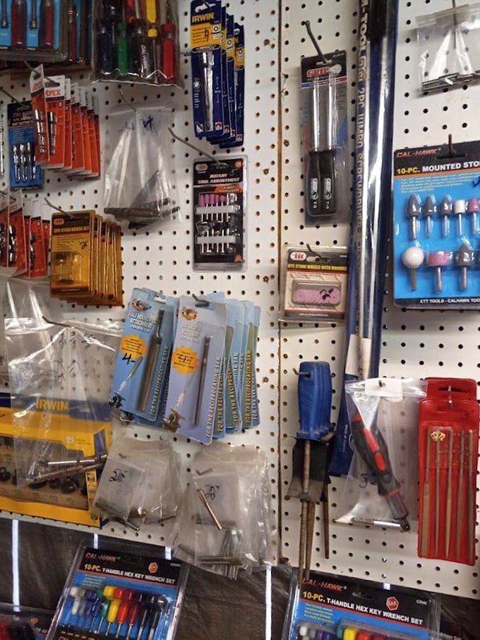 Brand new tools still in packaging—proof that flea markets aren't just about vintage finds. DIYers, prepare to stock your workshop!