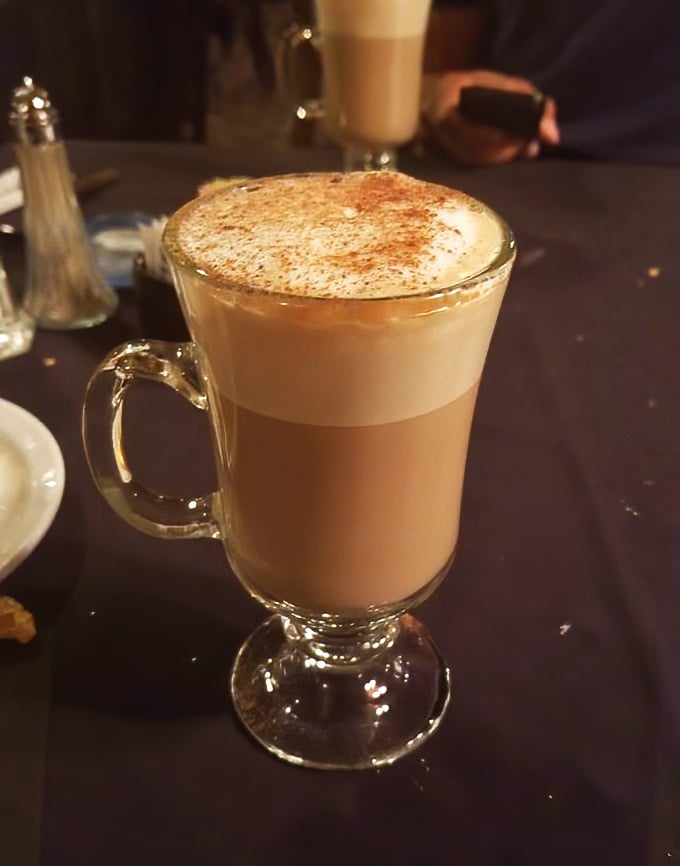 A proper cappuccino with a dusting of cinnamon – the kind that makes you linger at the table long after the plates have been cleared.