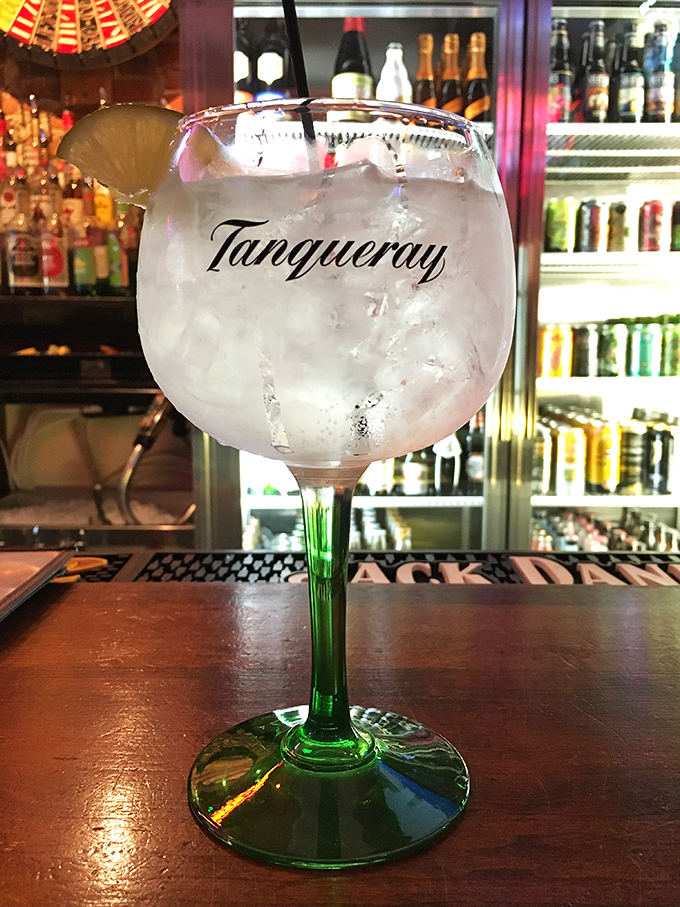 A properly prepared gin and tonic in its natural habitat – the perfect palate cleanser between bites of smoky goodness.