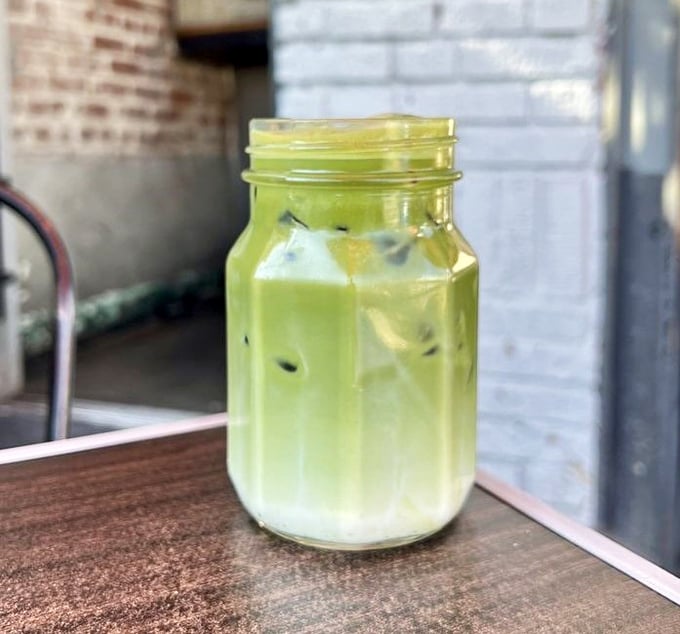That matcha latte in a mason jar says "we're hip" without trying too hard—refreshingly unpretentious.