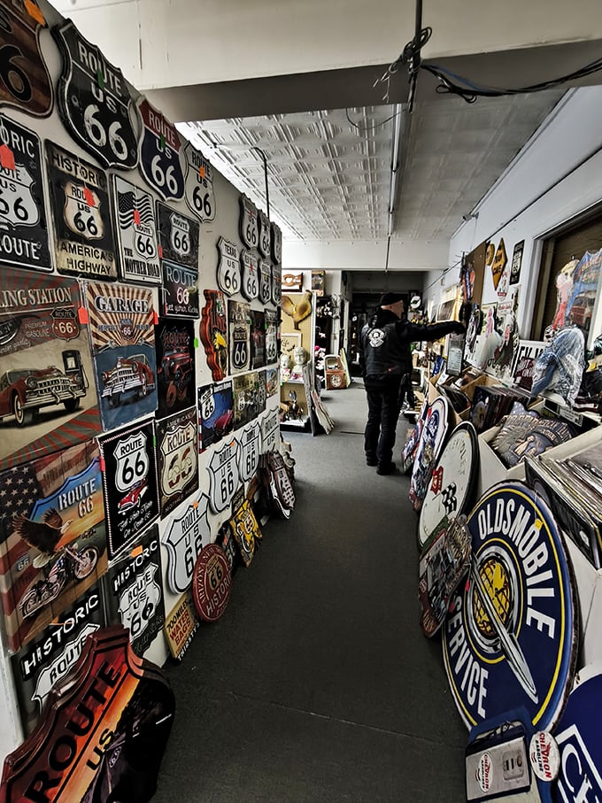 Route 66 memorabilia heaven – where road trip nostalgia comes with a side of Americana and a sprinkle of wanderlust.
