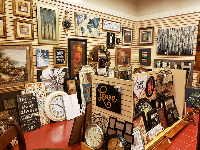 Wall art for every taste and philosophy. From "Family Rules" to world maps – decorate your walls with someone else's abandoned wisdom!