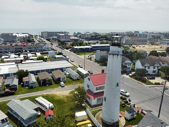 Three white buildings in perfect harmony – like the maritime version of architectural backup singers for the lighthouse's solo performance.