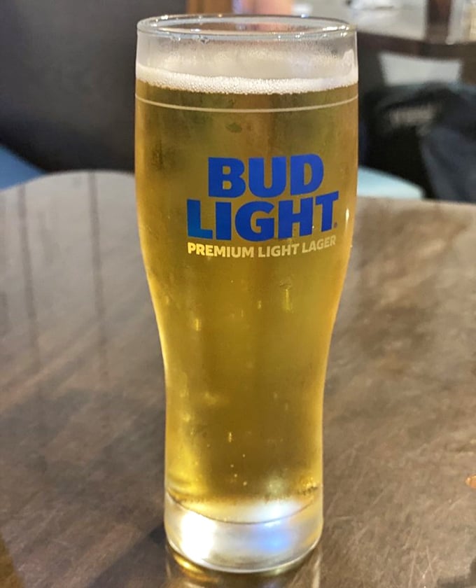 Nothing pairs with seafood quite like an ice-cold beer. This Bud Light isn't trying to be fancy—it knows its job is to let the seafood be the star.