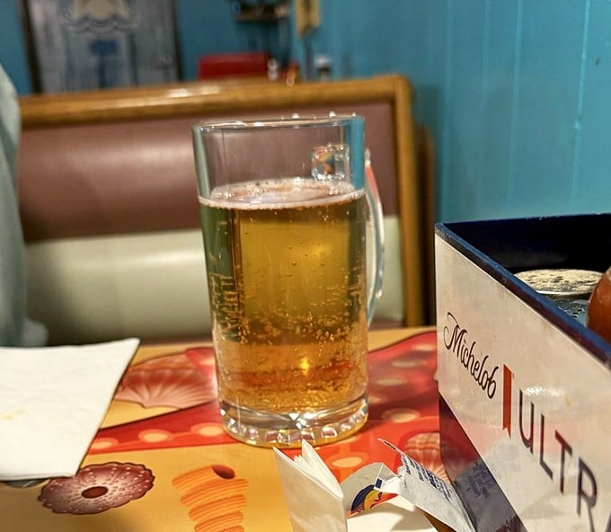 Nothing complements seafood like an ice-cold beer or a vibrant blue cocktail that matches the walls. Hydration with vacation vibes included.