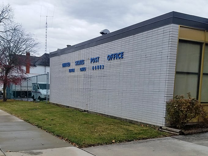 The post office – not architecturally inspiring, perhaps, but representing the kind of essential service that keeps small-town America connected without the big-city wait times.