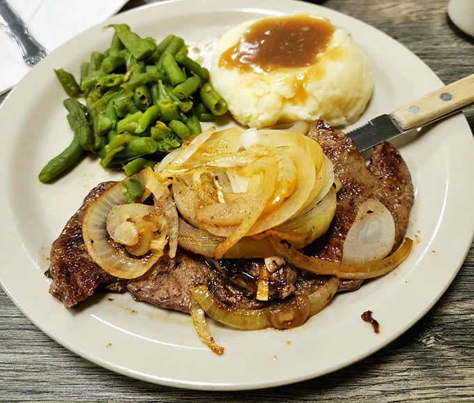 Steak and onions with a side of green beans – proof that sometimes the simplest combinations are the most satisfying. Grandpa would approve.