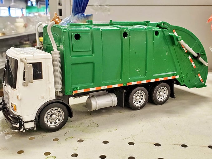 Toy truck perfection! This miniature garbage hauler probably made some kid's Christmas morning before landing here—ready for round two.