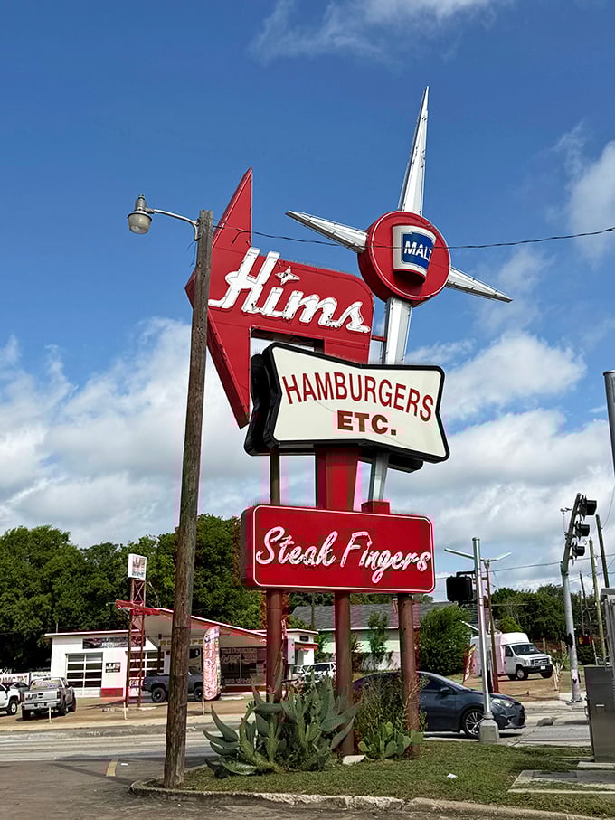 Kim's iconic red arrow sign points the way to burger bliss – a roadside beacon of deliciousness in Waco.