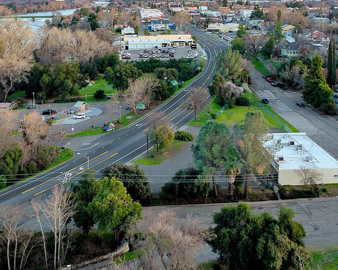 The highway flows peacefully through this agricultural town where life moves at a refreshingly unhurried pace.