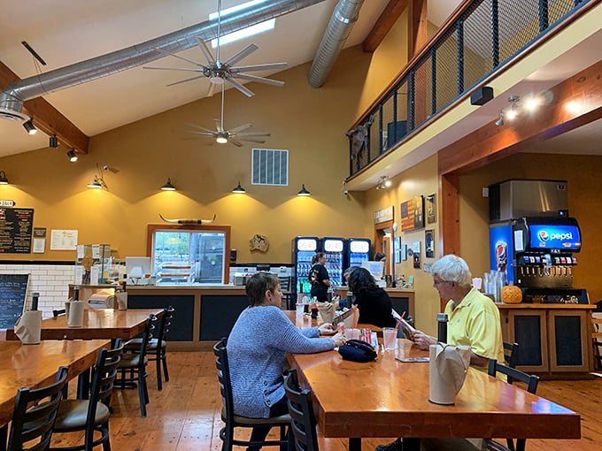 High ceilings, wooden beams, and that mezzanine level give this barbecue joint an unexpected touch of spaciousness—because good smoke needs room to be appreciated.