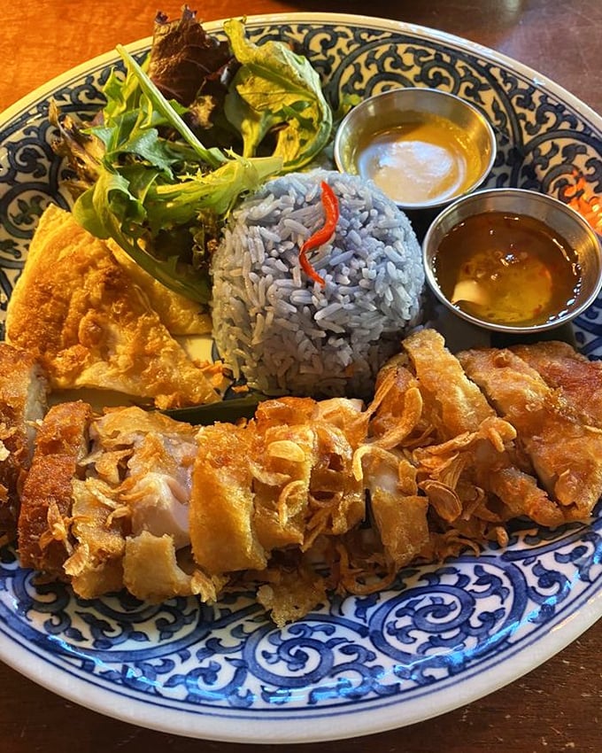 Hat Yai fried chicken that makes Colonel Sanders look like an amateur – that blue and white plate could be in a museum of delicious art.