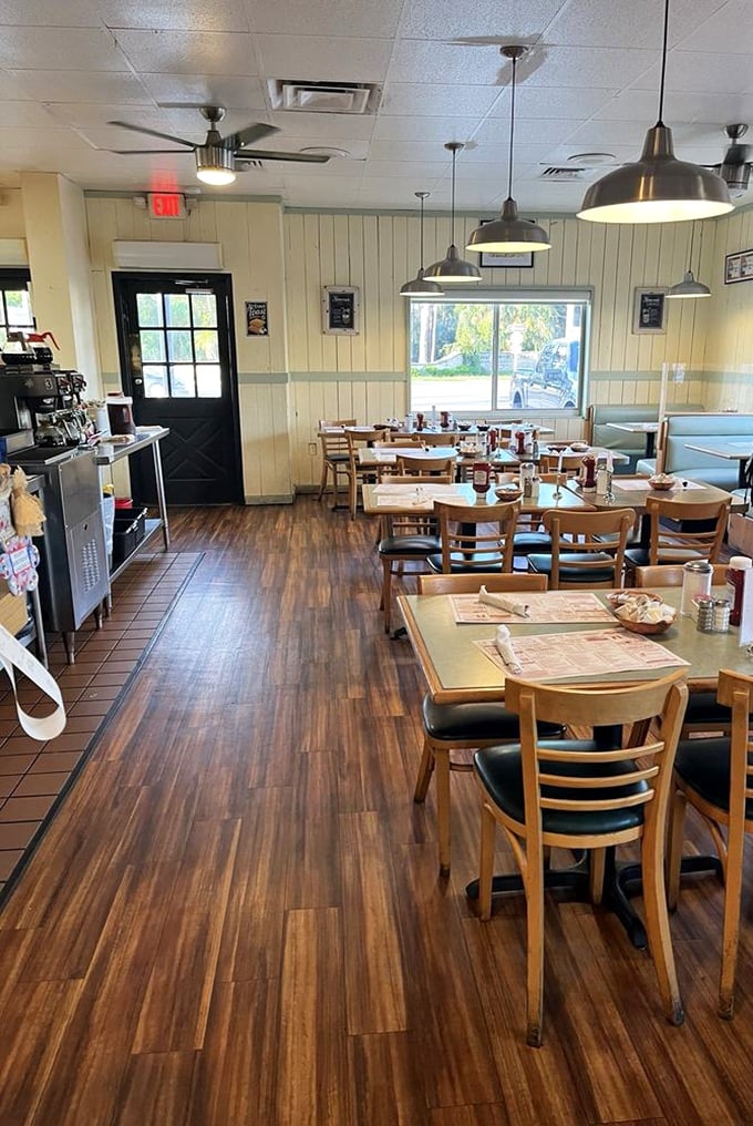 No designer lighting or Instagram-ready decor here—just a clean, welcoming space where the food does the talking.