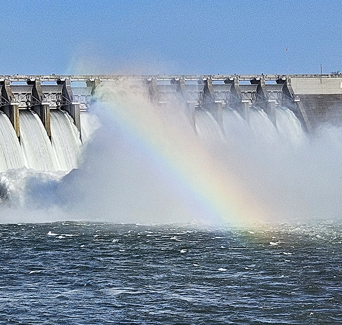 When the dam releases water, Mother Nature puts on a rainbow show that beats any fountain in Vegas.