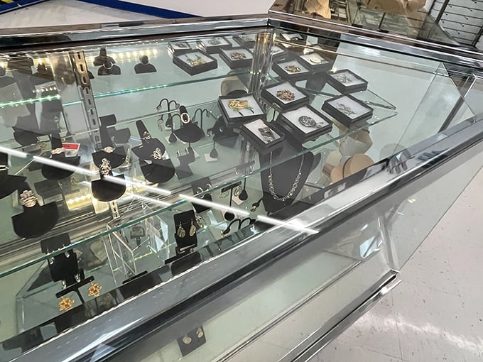 A jewelry case that sparkles with possibilities – where vintage meets value in perfect retail harmony.