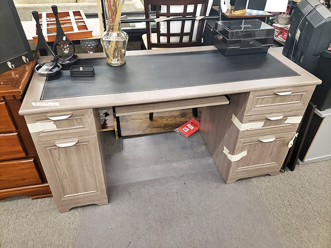 Office elegance meets bargain hunting—this desk has seen spreadsheets and now seeks a new home office to grace with its presence.
