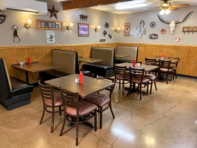 Western-themed décor and booth seating create the perfect backdrop for serious eating – no distractions, just focus on the fork-to-mouth journey.