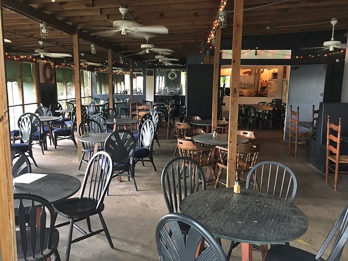 No designer chairs or mood lighting here – just honest tables where countless seafood feasts and family memories have been made.
