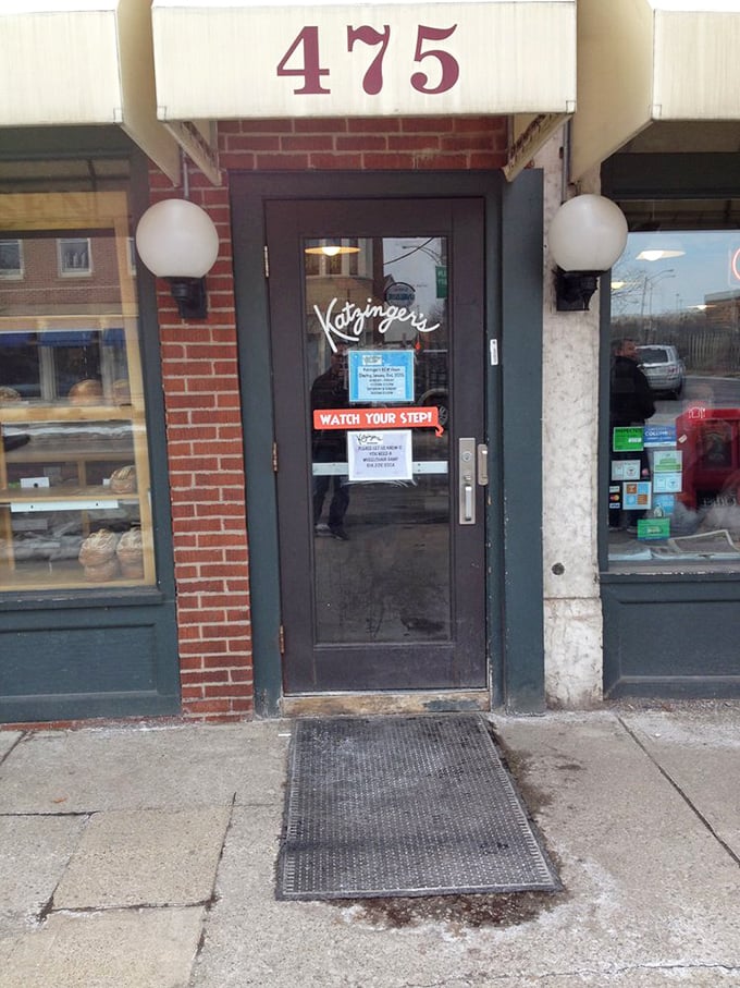 The entrance at 475 – where the "Watch Your Step" sign might as well add "…into sandwich paradise."
