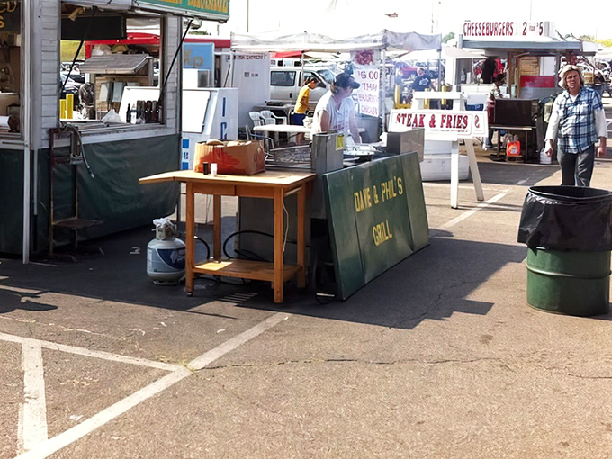 Flea market fuel station! These humble food stands serve up the essential energy required for serious shopping marathons—no Michelin stars, just honest hunger satisfaction.