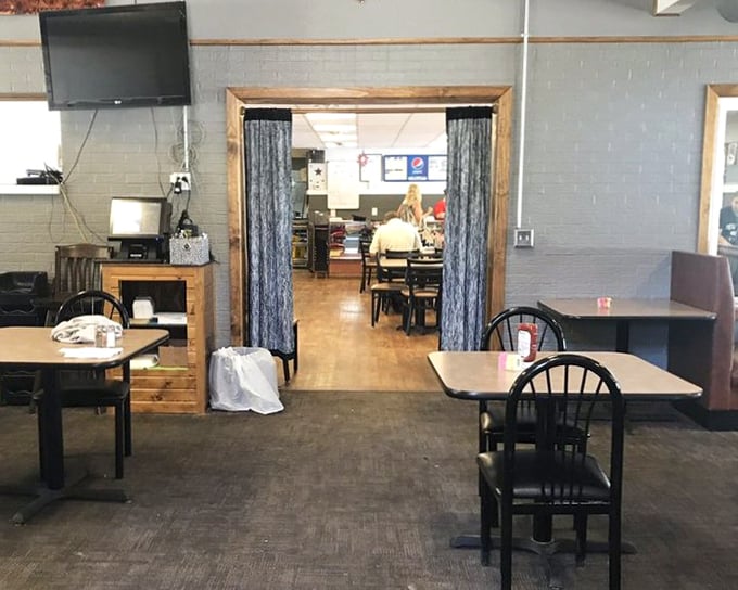 Simple tables, wooden doorframes, and zero pretension – just the kind of place where food does all the talking necessary.